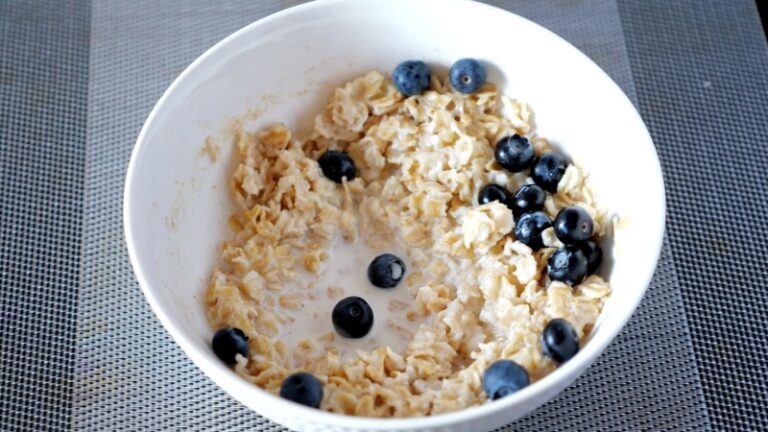 Protein Oatmeal - The Breakfast That Keeps You Full (Seriously, It ...